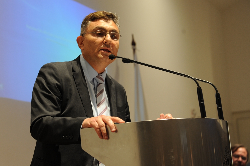 El Frente Amplio acusa a Isaac Alfie de haber mentido sobre su papel en ...